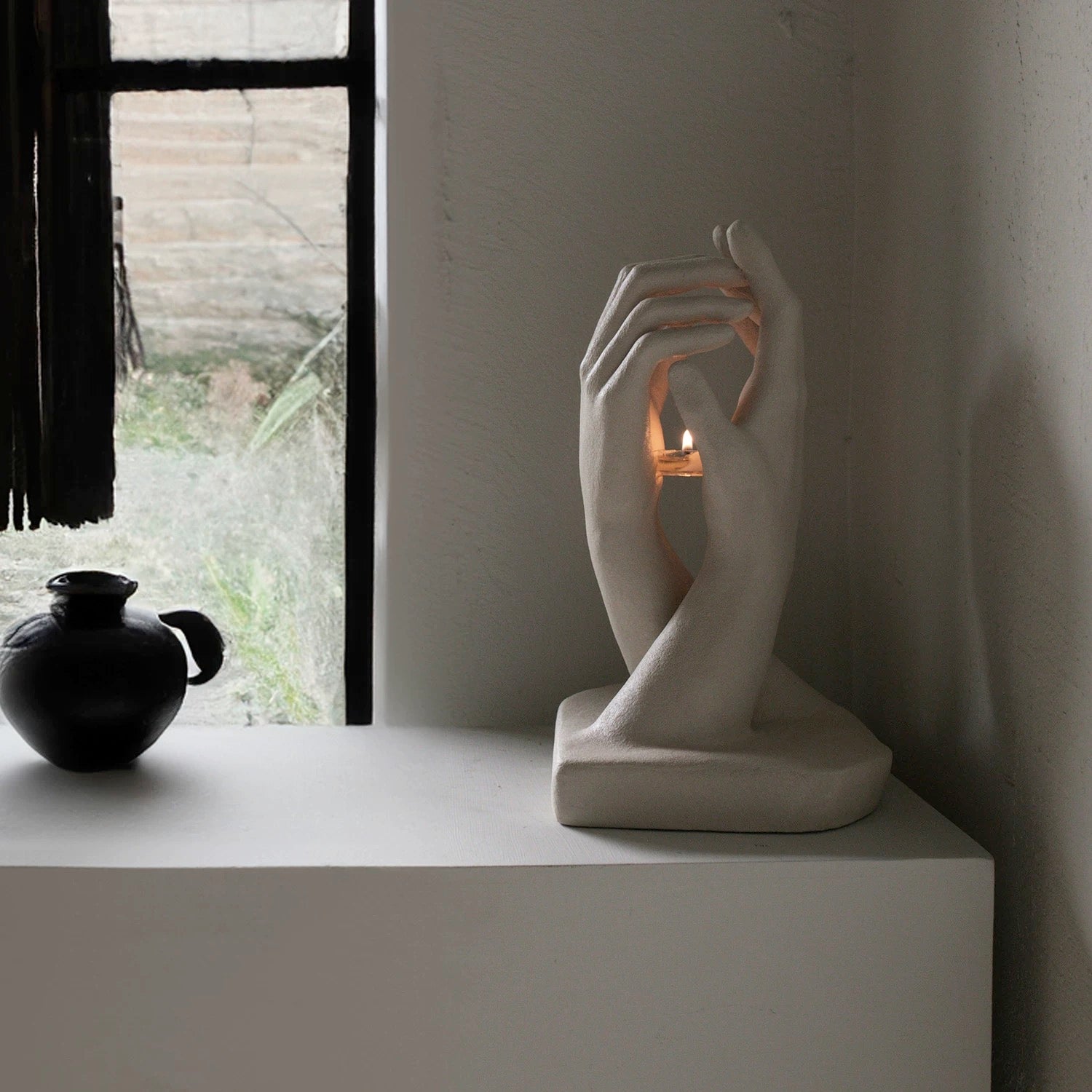 White Artistic High-end Candle Holder | Crossed Hands Design – Lldanduno